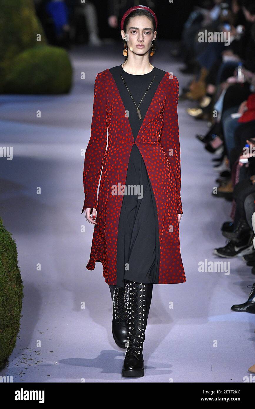 Model Amanda Googe walks on the runway during the Altuzarra Fashion ...