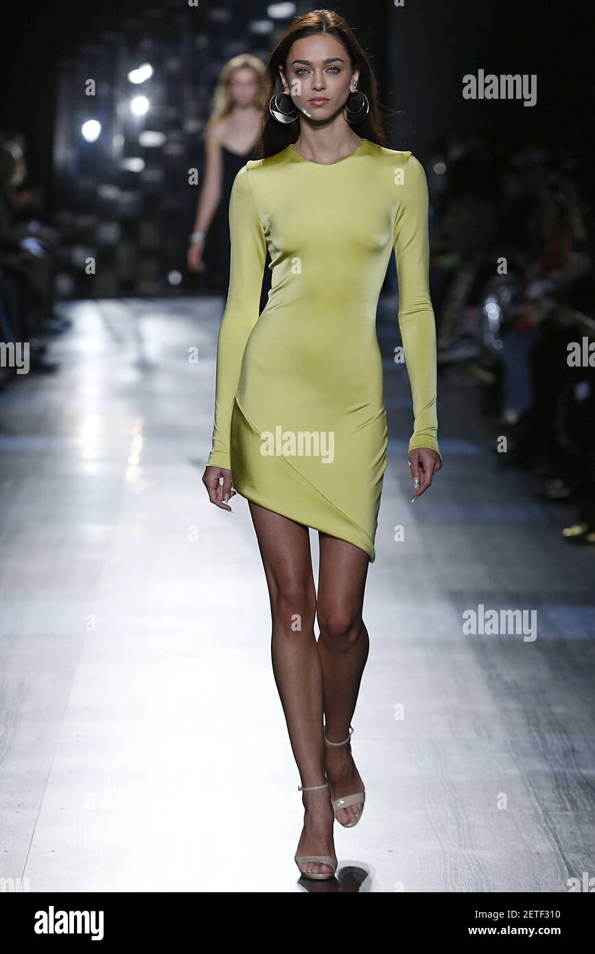Model Zhenya Katava Walks On The Runway During The Cushnie Et Ochs