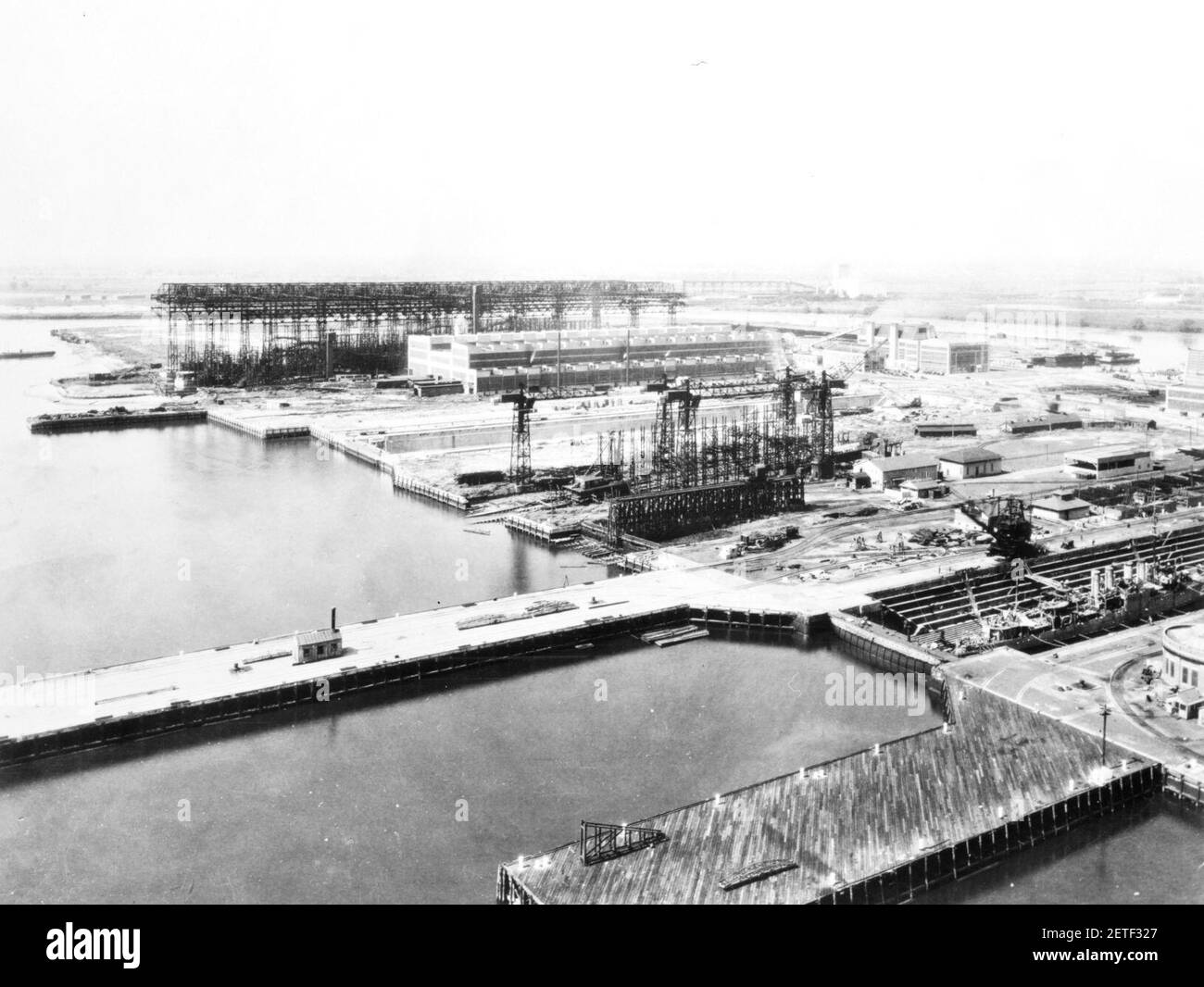 Philadelphia Naval Shipyard docks in 1921 Stock Photo - Alamy