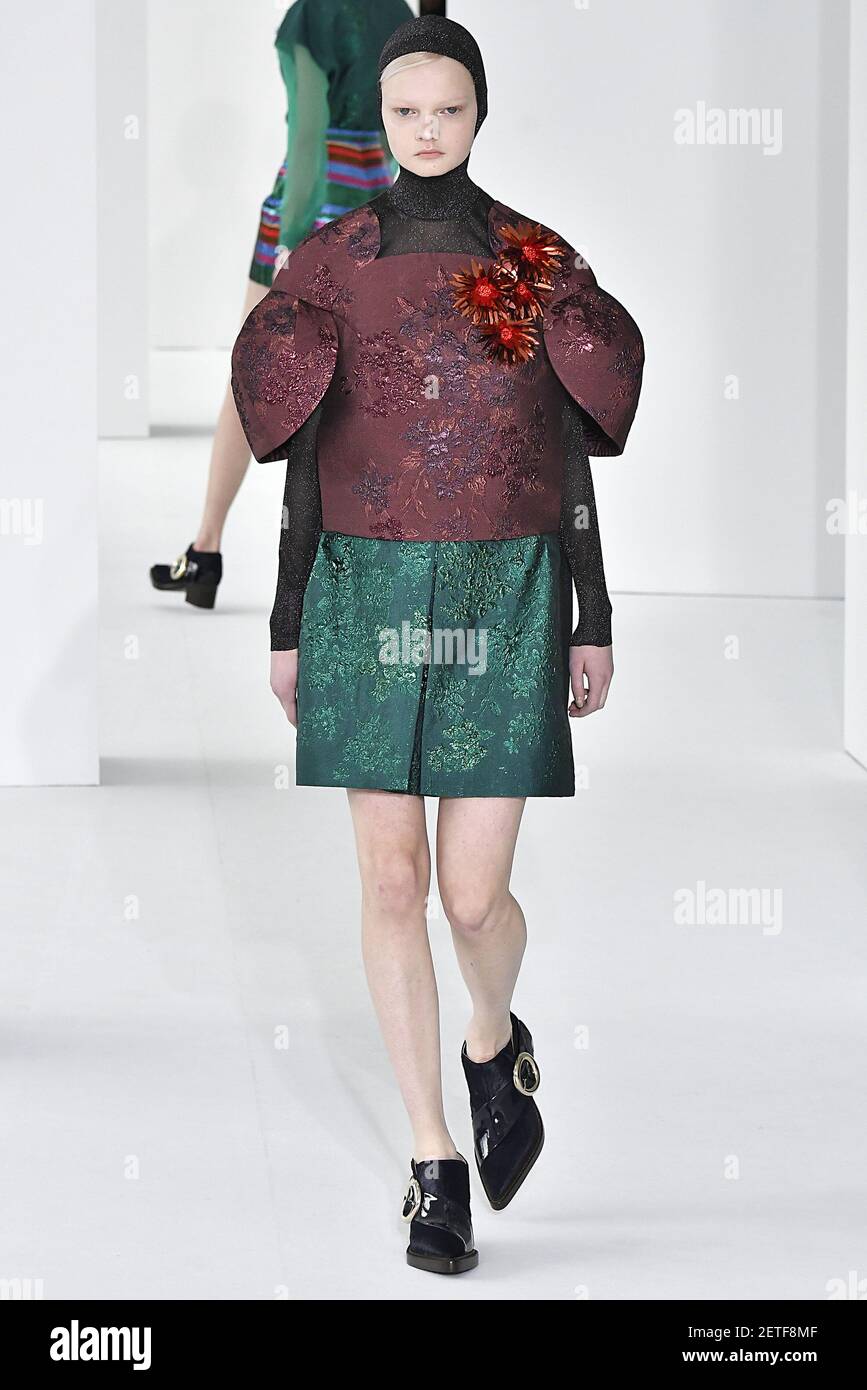 Model Unia Pakhomova walks on the runway during the Delpozo Fashion ...