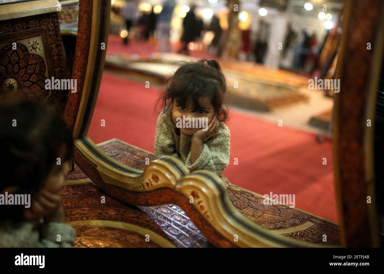 (170220) -- TEHRAN, Feb. 20, 2017 (Xinhua) -- An Iranian girl looks ...