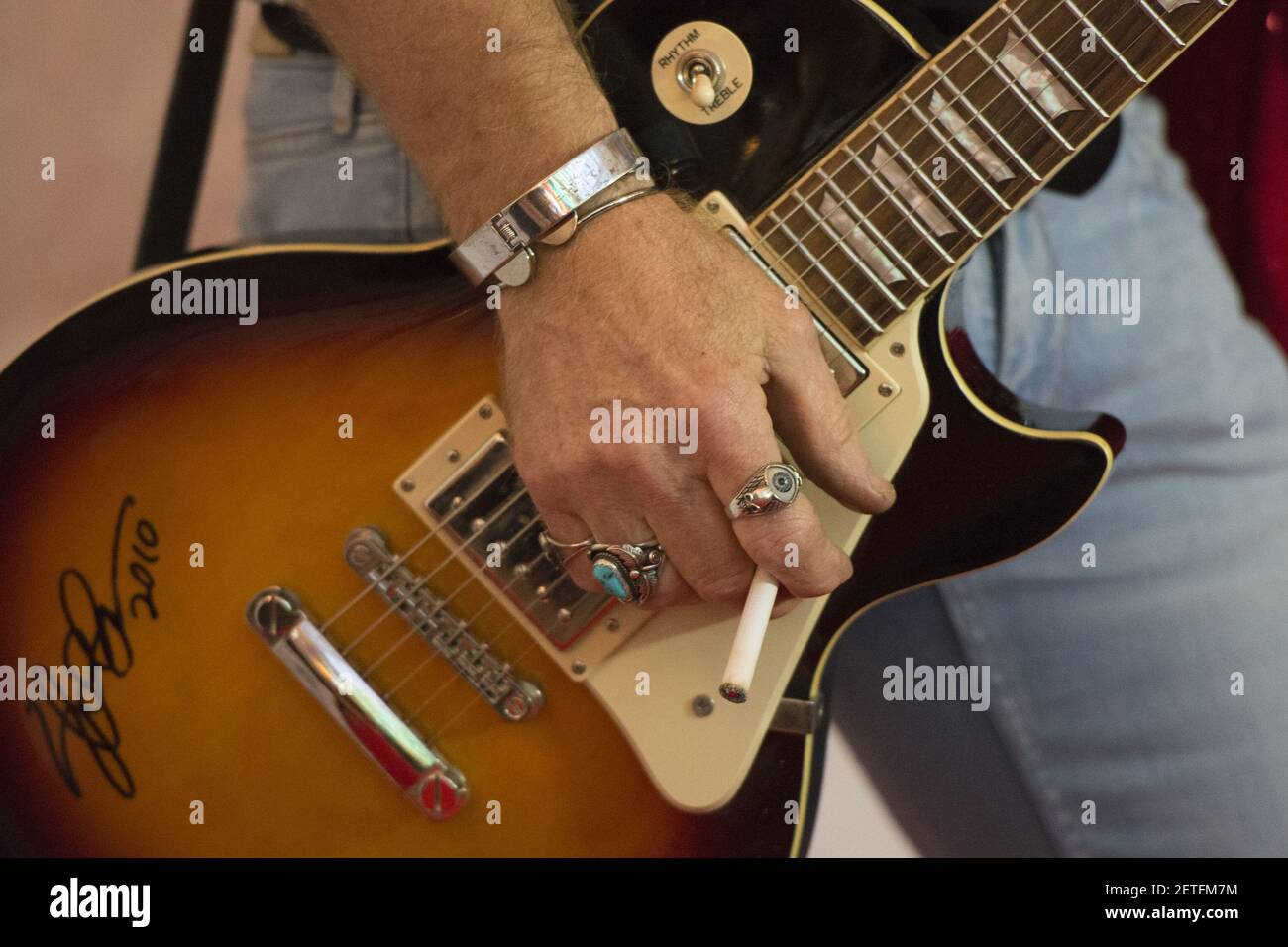 Slash impersonator Rob Valentine, left, hangs out on the red carpet ...