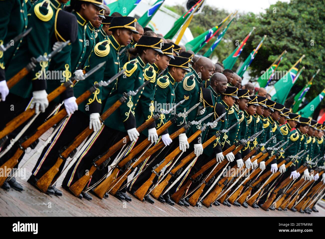 (170221) -- DURBAN, Feb. 21, 2017 (Xinhua) -- Honor guard of South ...