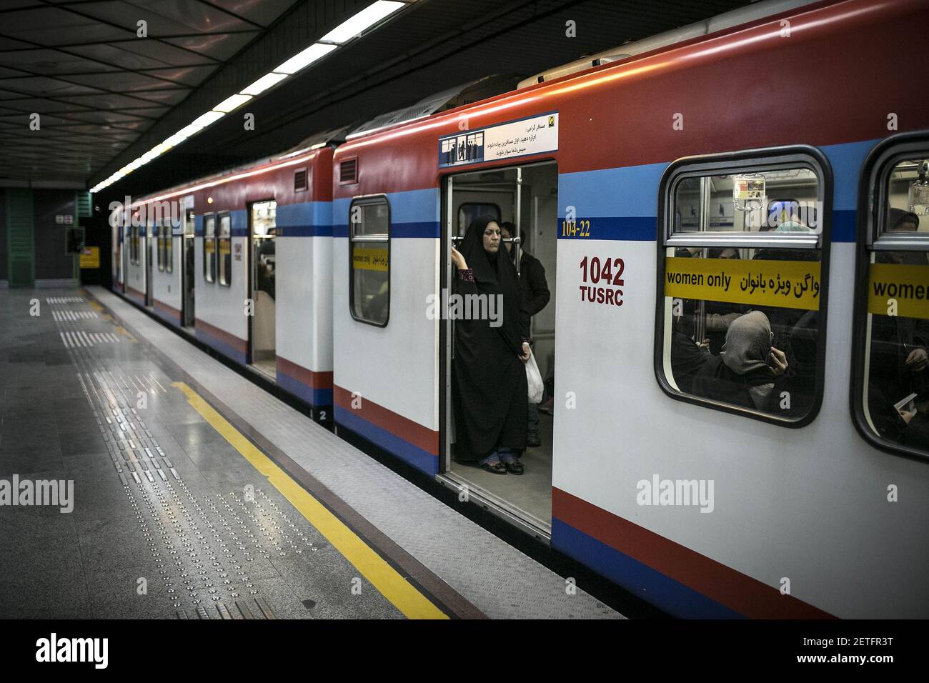 (170222) -- TEHRAN, Feb. 22, 2017 (Xinhua) -- An Iranian woman stands ...