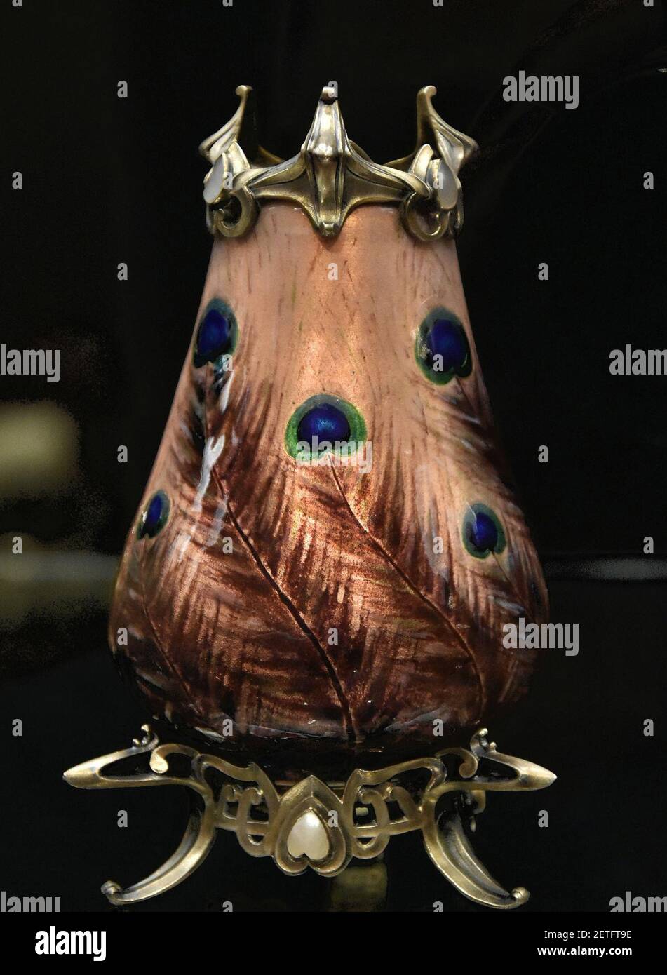 Philippe Wolfers (1858-1929) Pauwenveren (vaas 1899) KMKG Brussel 18-12-2018 Stock Photo - Alamy