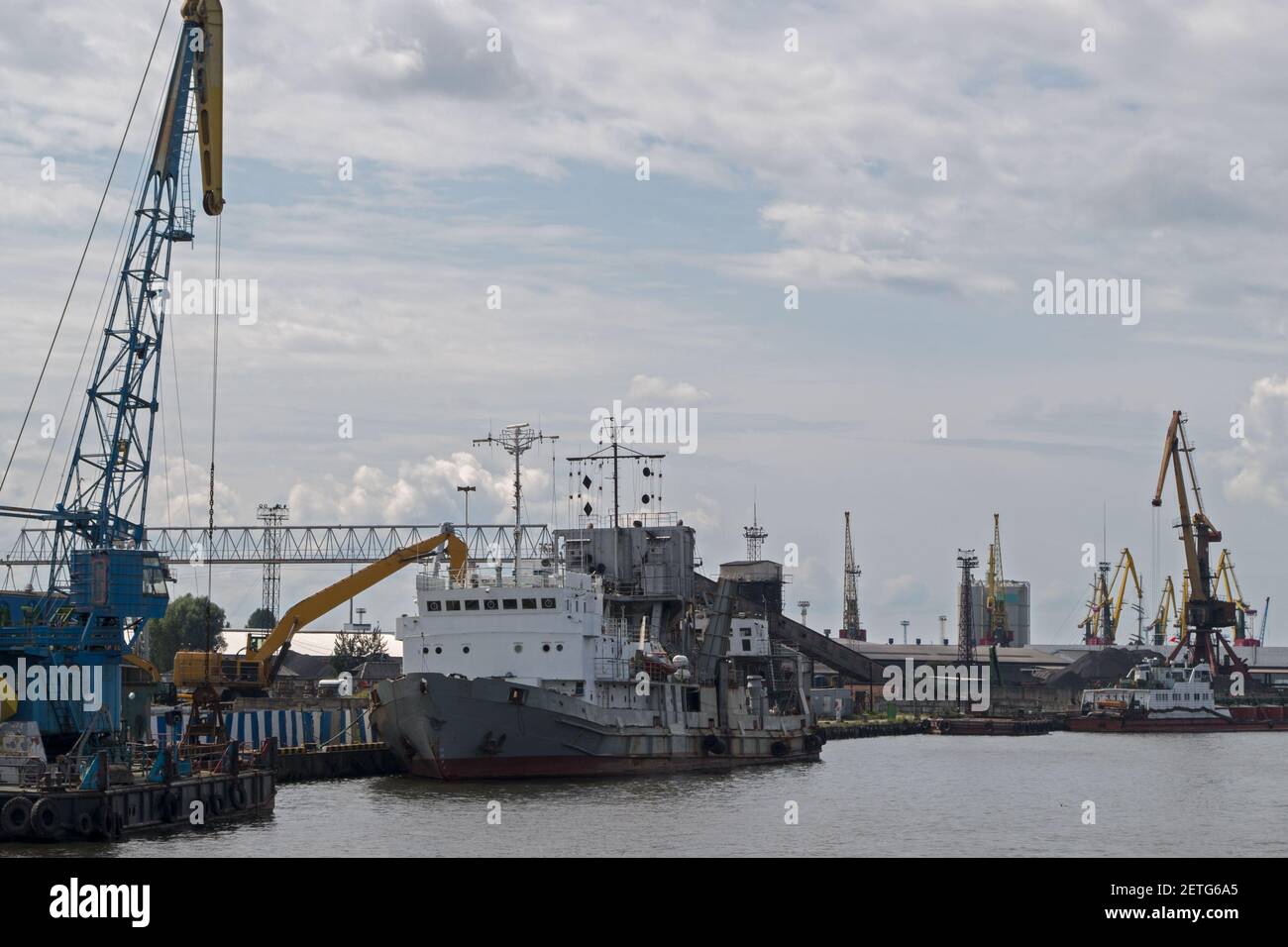 Coal loading or unloading of a grey bulk carrier with a white deck ...
