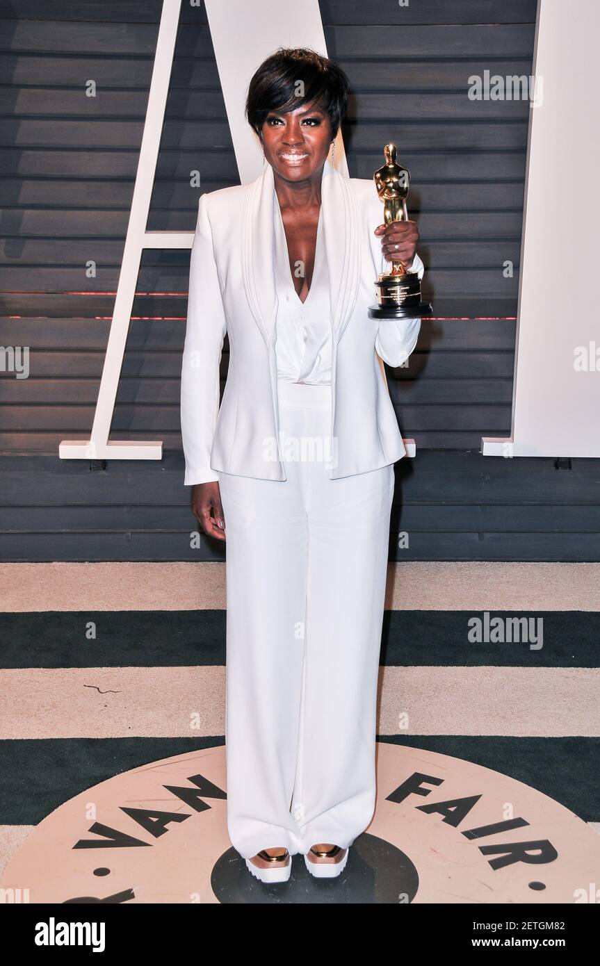 Viola Davis walking the red carpet at the 2017 Vanity Fair Oscar Party ...