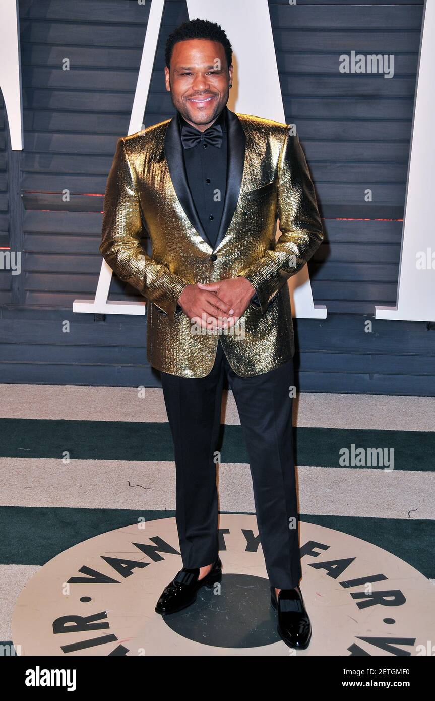 Anthony Anderson walking the red carpet at the 2017 Vanity Fair Oscar ...