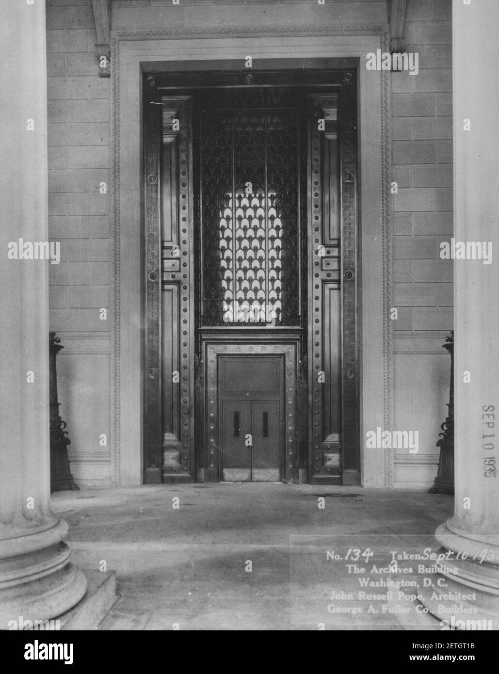 Constitution avenue entrance Black and White Stock Photos & Images - Alamy
