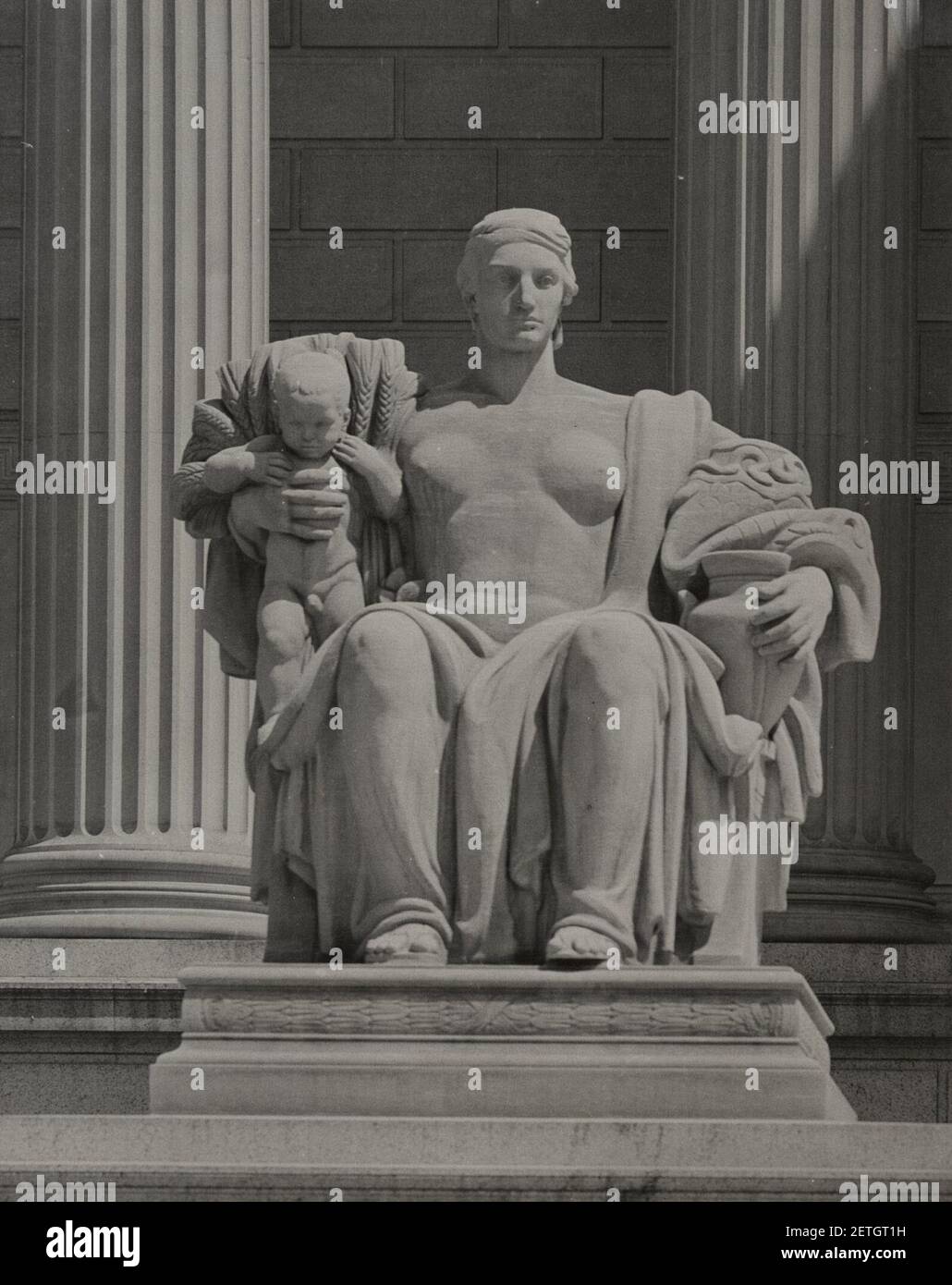 Photograph of the female statue hi-res stock photography and images - Alamy