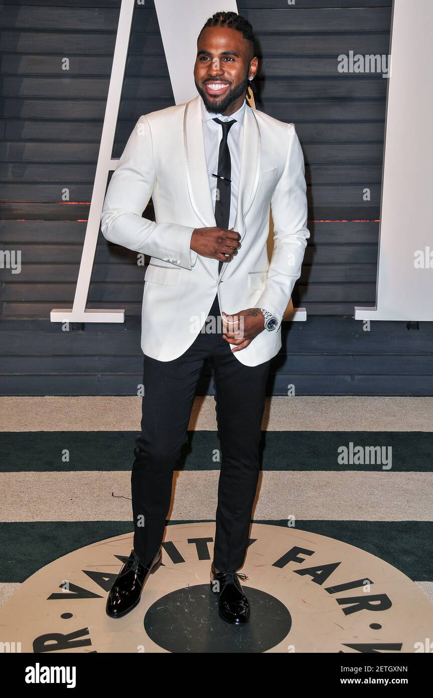 Jason Derulo walking the red carpet at the 2017 Vanity Fair Oscar Party ...