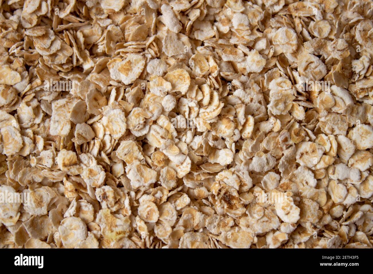 Background of scattered raw oatmeal. Texture of spilled oatmeal Stock ...