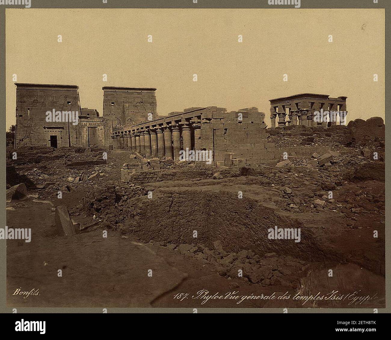 Phyloe. Vue générale des temples Isis (Égypte) - Bonfils Stock Photo ...