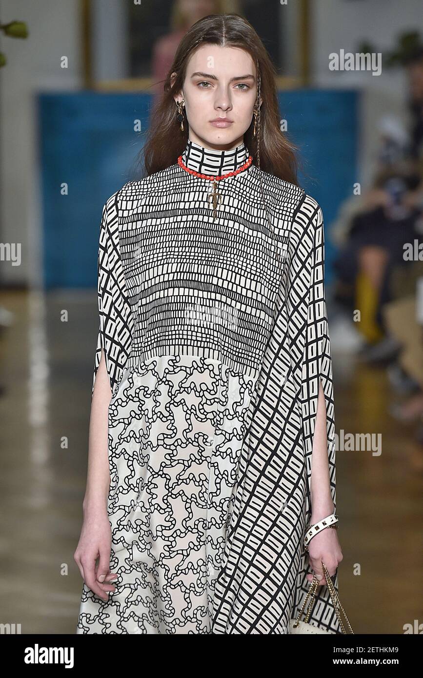 Model Marie Damian walks on the runway during the Valentino Fashion ...