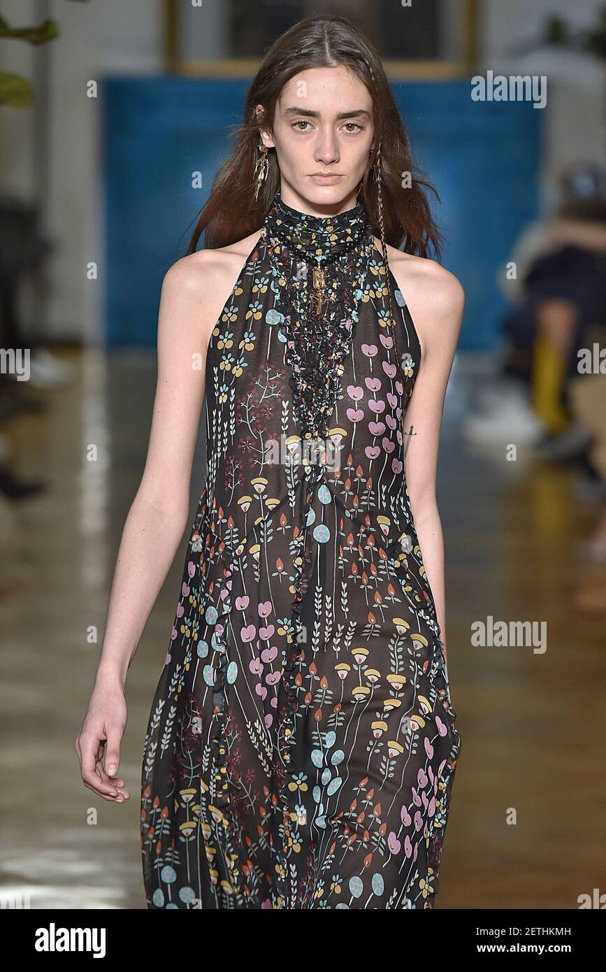 Model Amanda Googe walks on the runway during the Valentino Fashion ...
