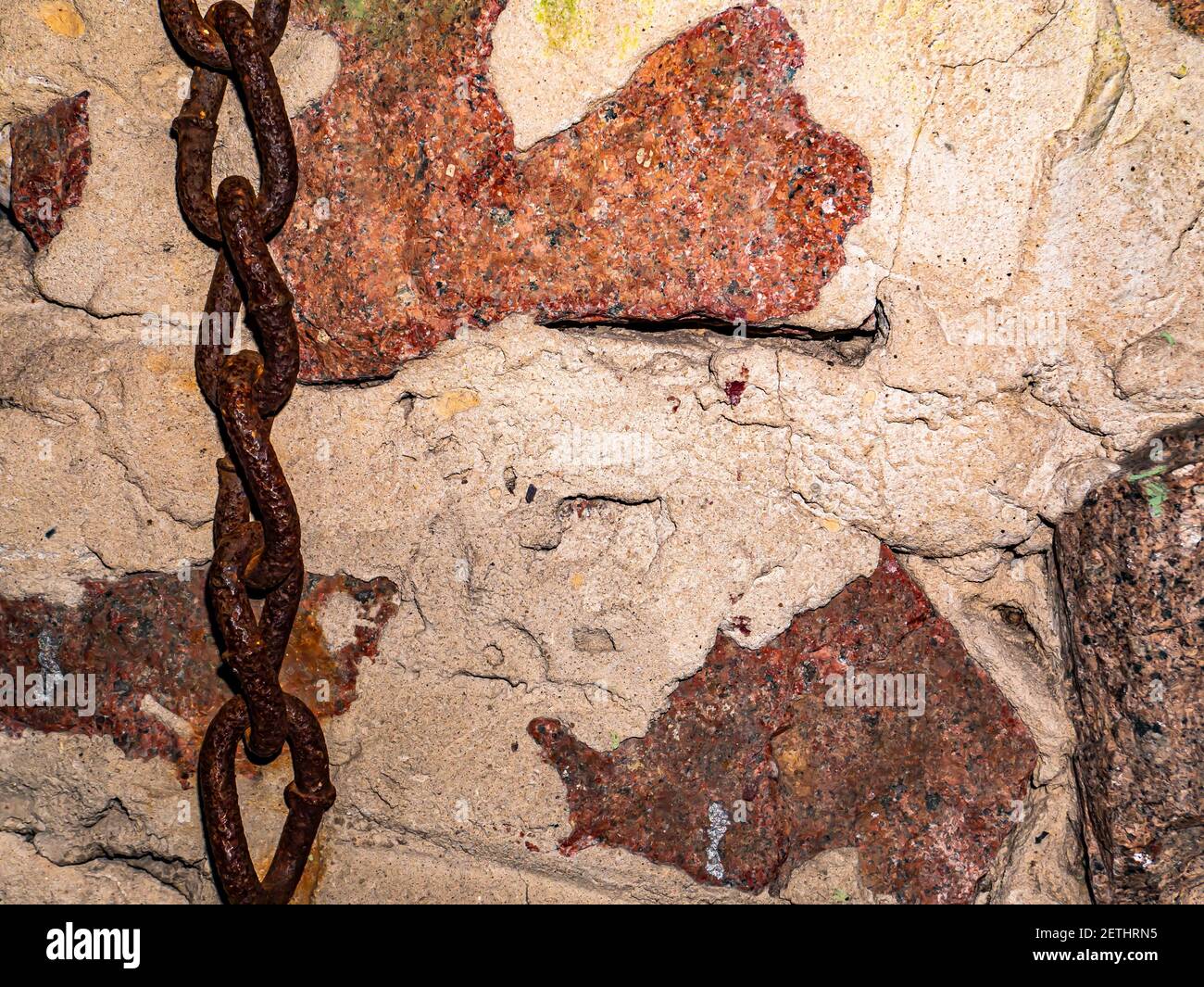 Chain link cliff hi-res stock photography and images - Alamy