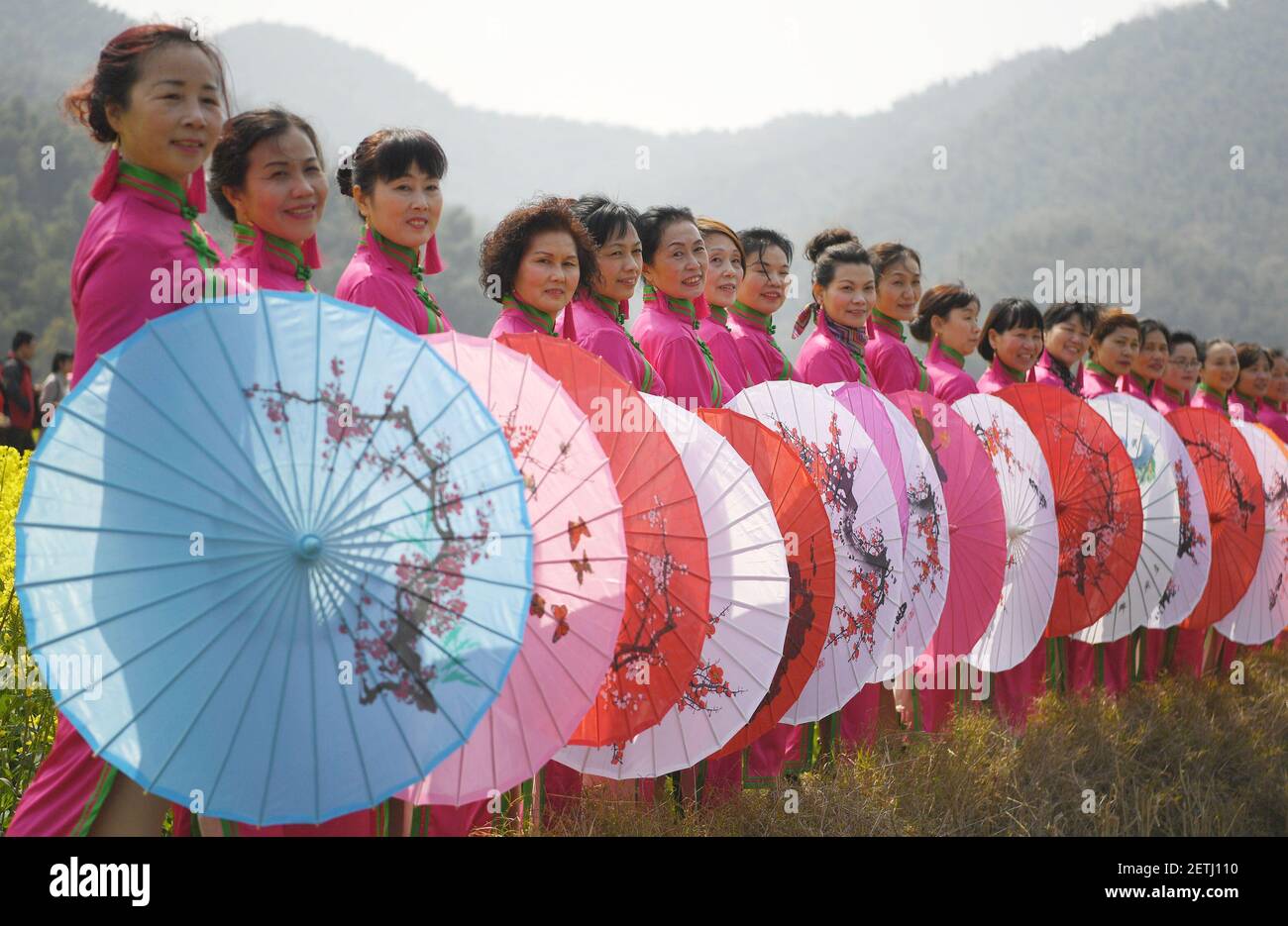 (170308) -- NANCHANG, March 8, 2017 (Xinhua) -- Women present Qipao, a ...