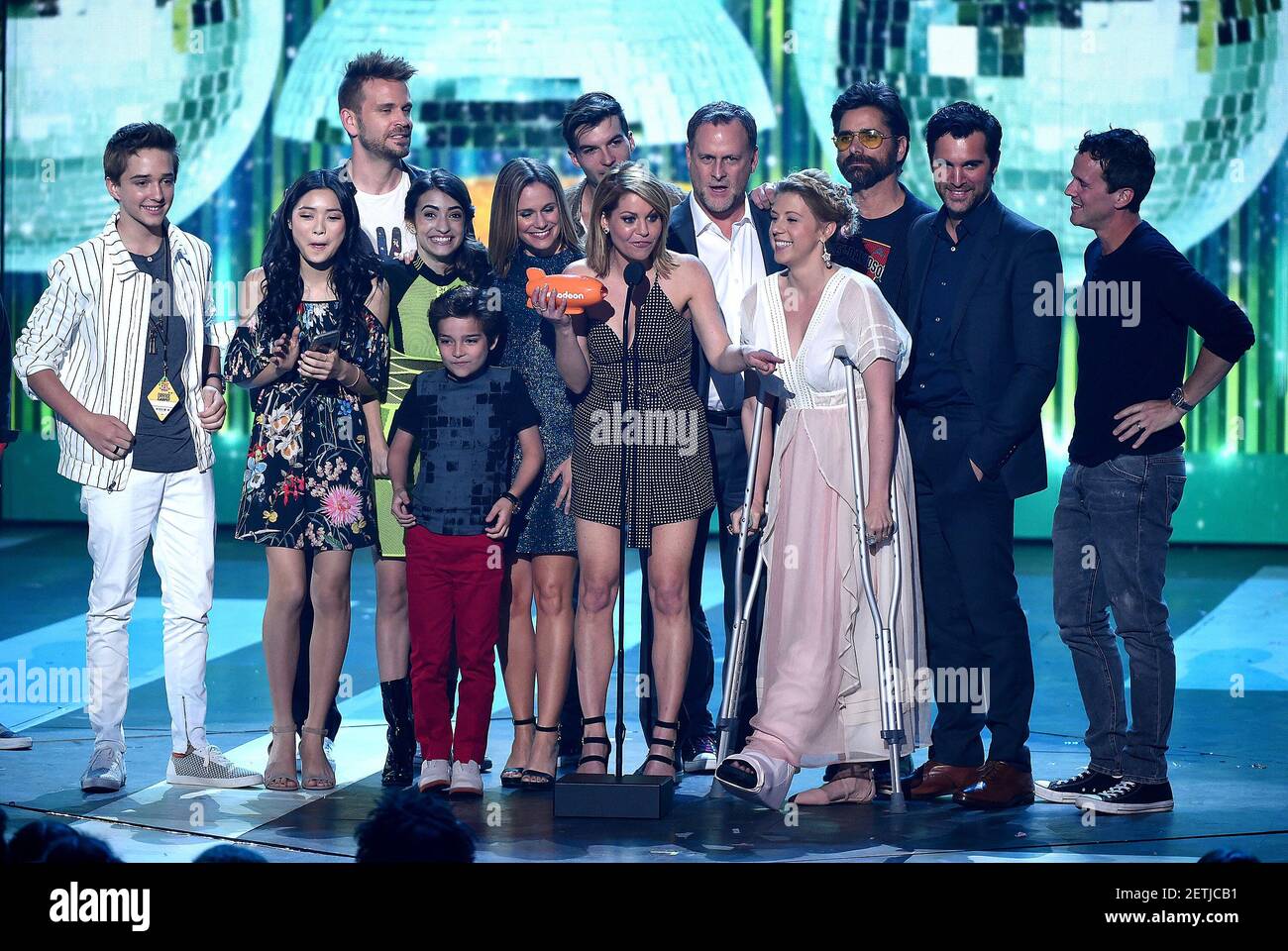 LOS ANGELES - MARCH 11: The cast of Fuller House accepts the "Favorite ...