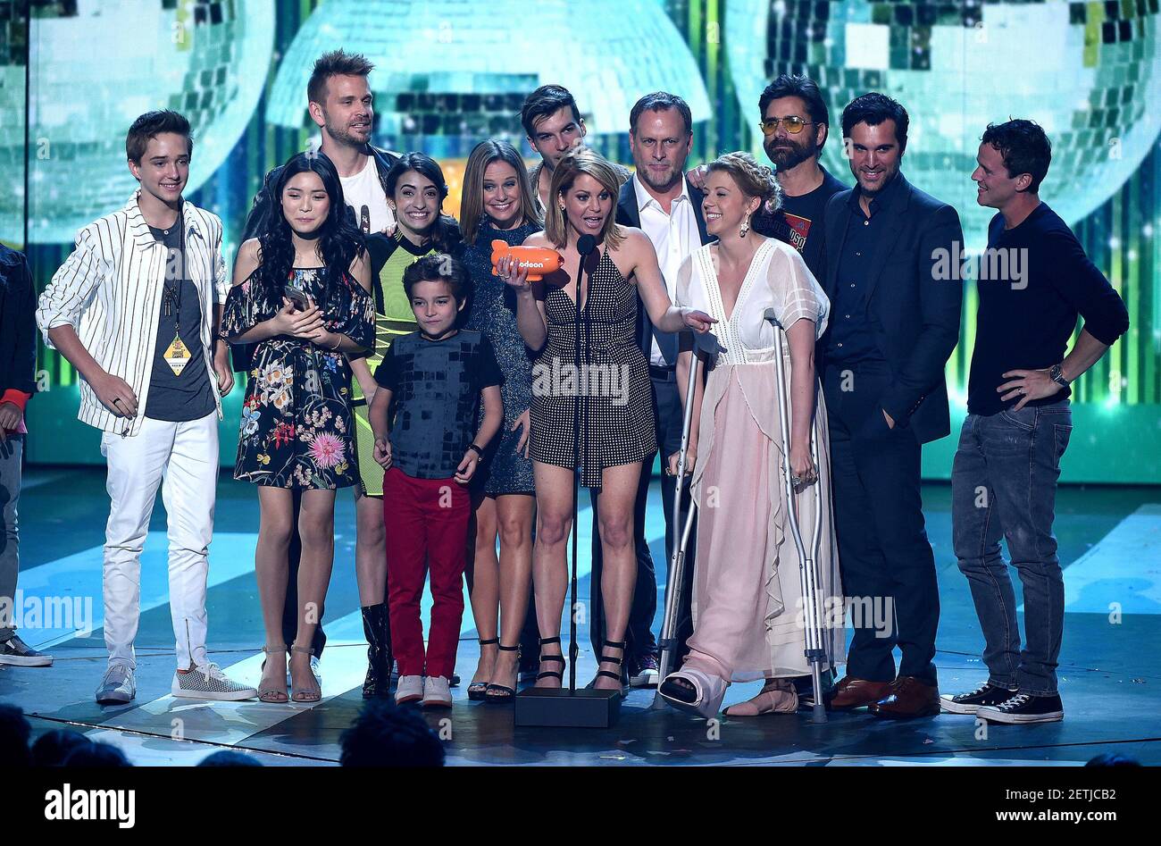 LOS ANGELES - MARCH 11: The cast of Fuller House accepts the "Favorite ...