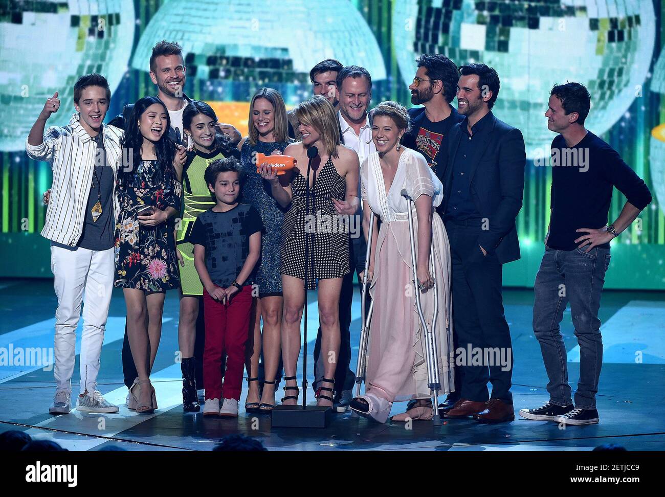 LOS ANGELES - MARCH 11: The cast of Fuller House accepts the "Favorite ...