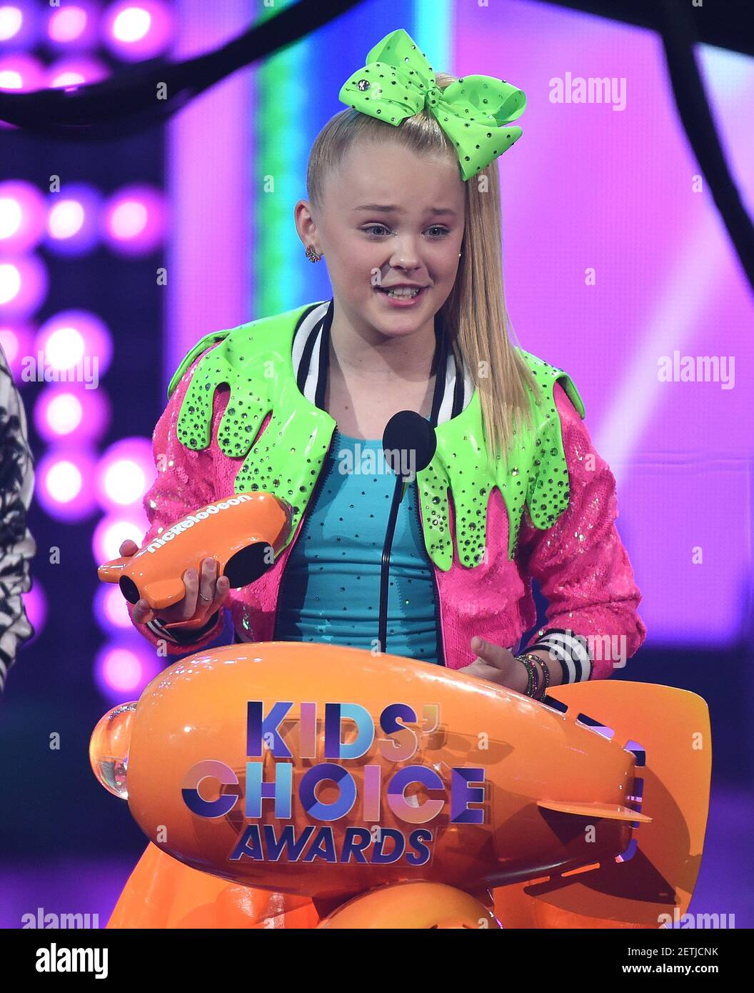 LOS ANGELES - MARCH 11: JoJo Siwa accepts the "Favorite Viral Music ...