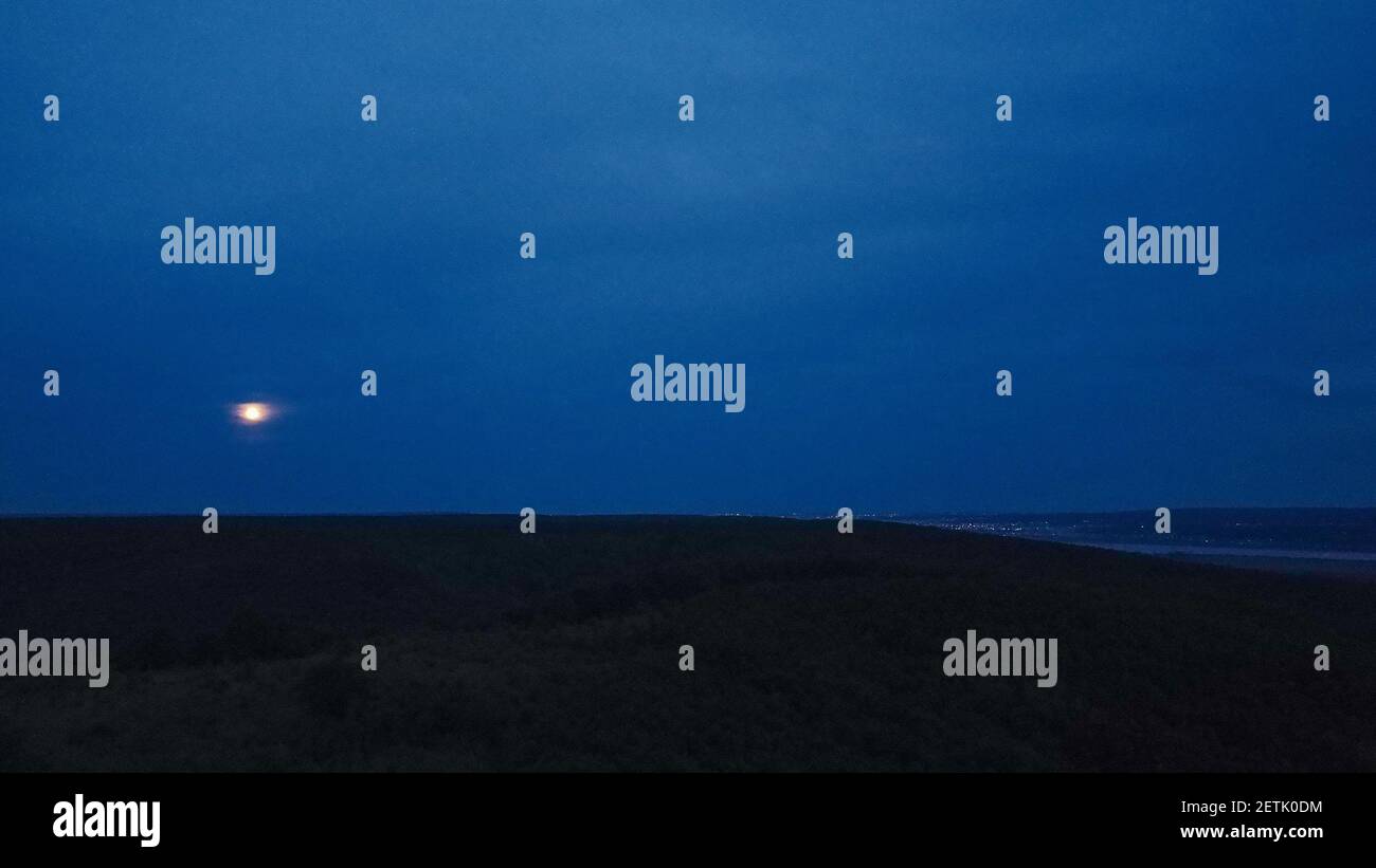 Night sky moon over water hi-res stock photography and images - Alamy
