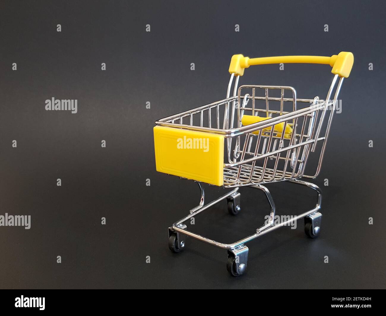 Black shopping cart yellow hi-res stock photography and images - Alamy