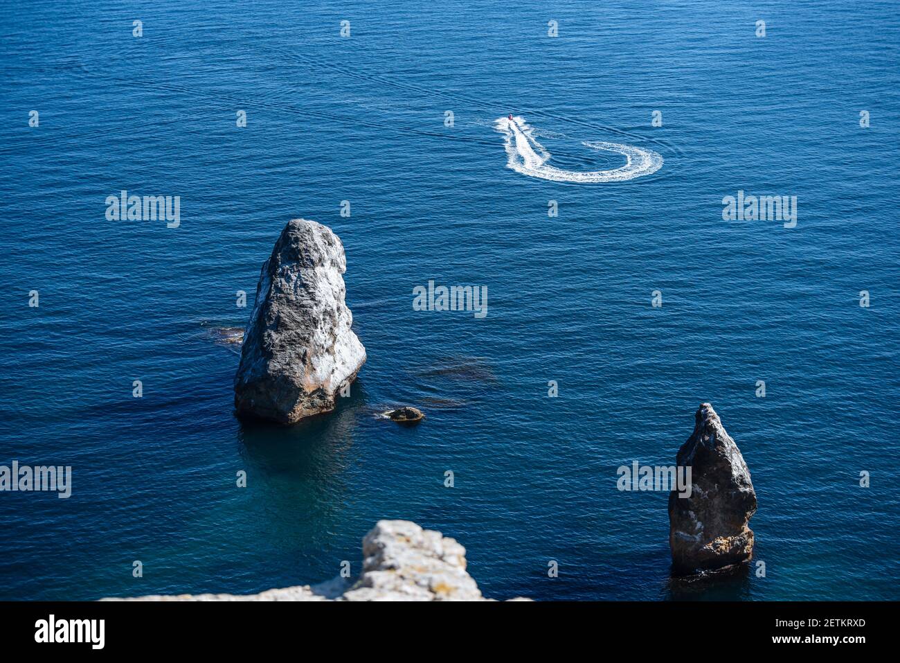 Large sea stack stands hi-res stock photography and images - Alamy