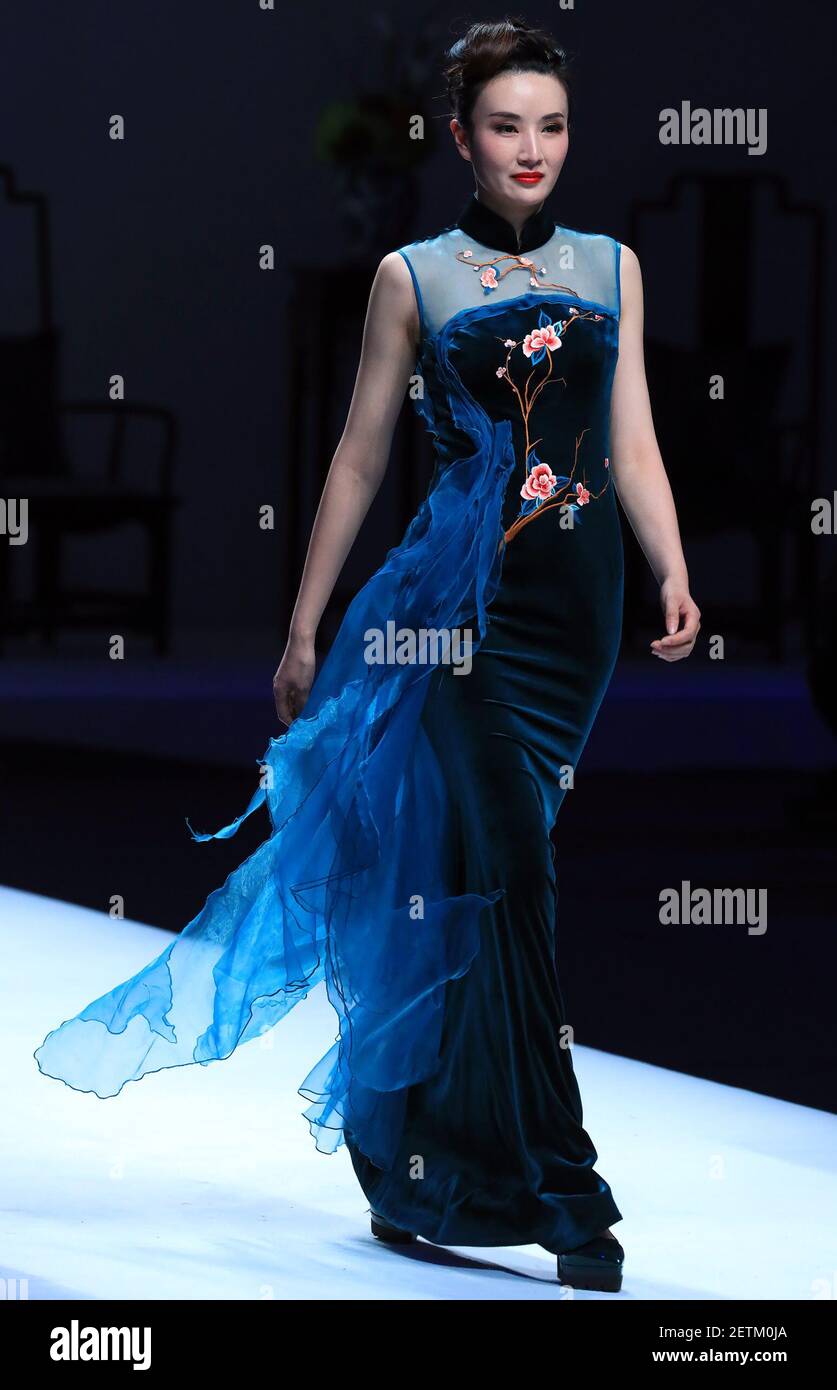 (170328) -- BEIJING, March 28, 2017 (Xinhua) -- A model presents a creation designed by Gong ...