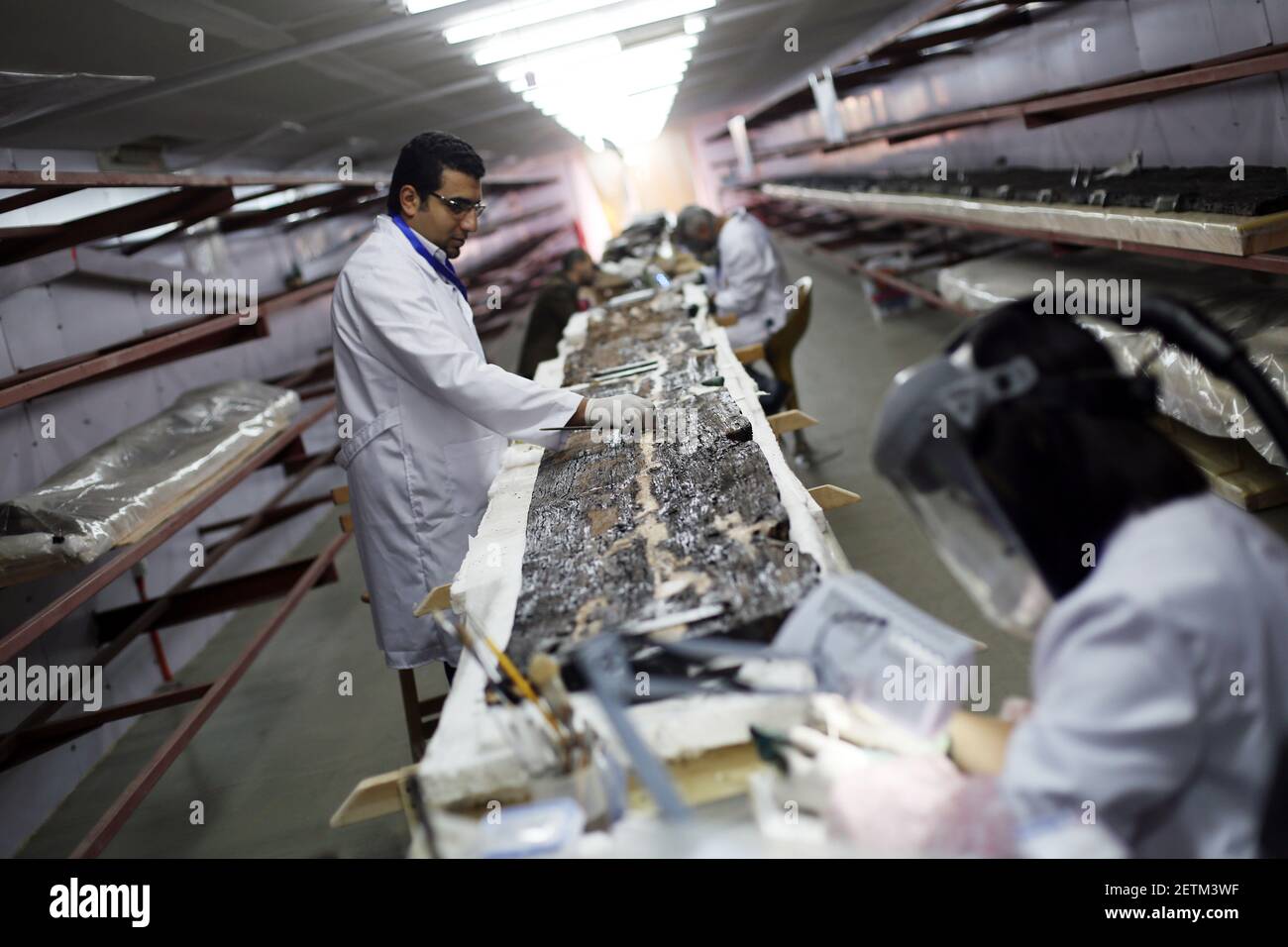 (170329) -- GIZA, March 29, 2017 (Xinhua) -- Archaeologists work on ...