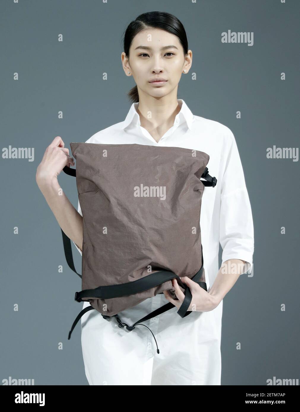 (170330) -- BEIJING, March 30, 2017 (Xinhua) -- A model presents a hand bag designed by Liu ...