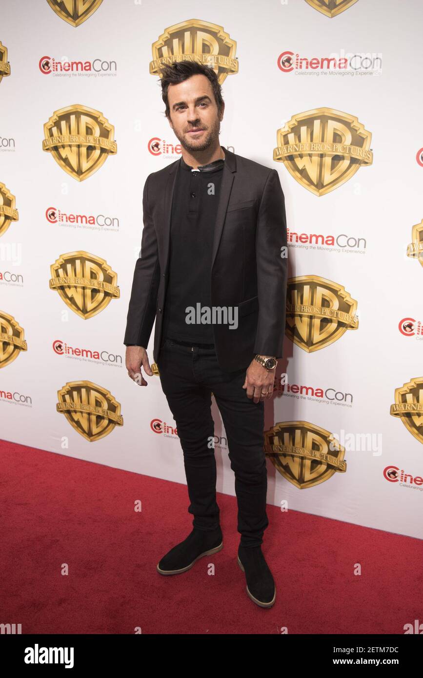 Justin Theroux arrives to the Warner Bros. red carpet during CinemaCon ...