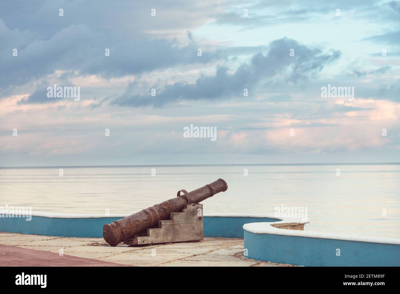 Colonial cannon in seafront in Campeche, Mexico Stock Photo - Alamy