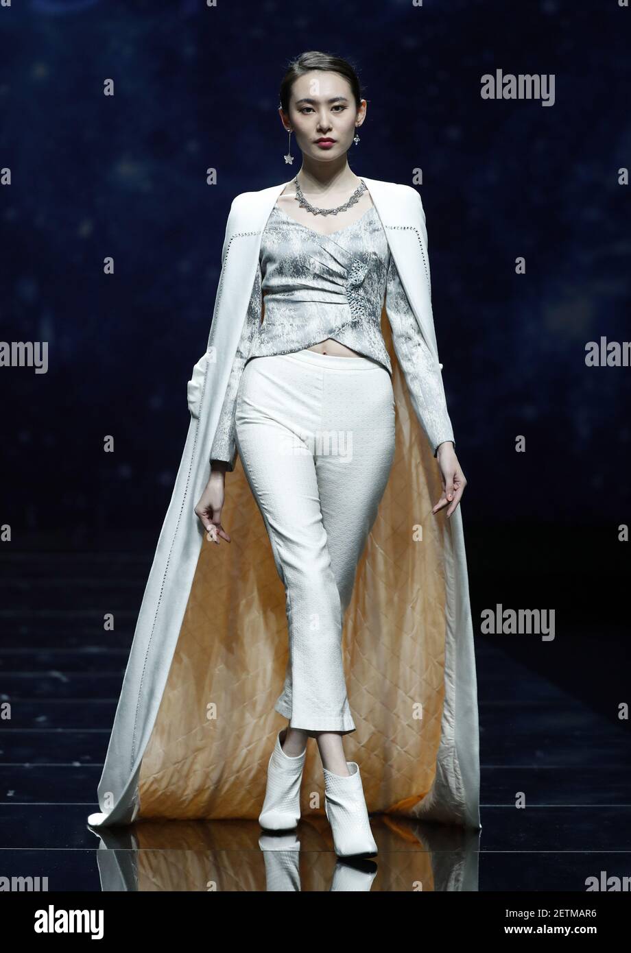 (170331) -- BEIJING, March 31, 2017 (Xinhua) -- A model presents a ...