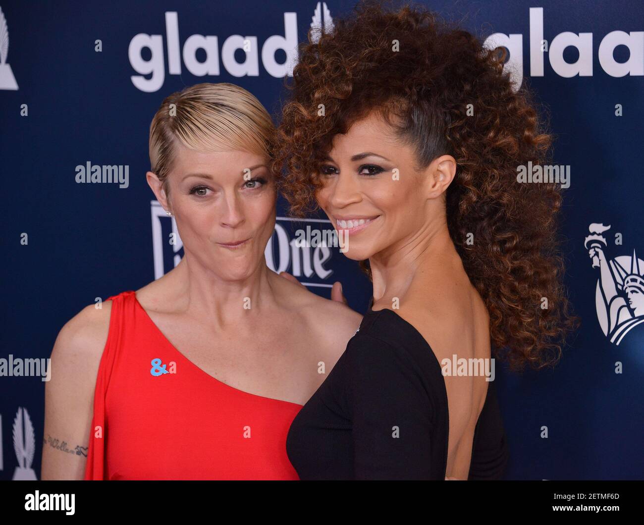 (L-R) Teri Polo and Sherri Saum arrives at the 28th Annual GLAAD Media ...