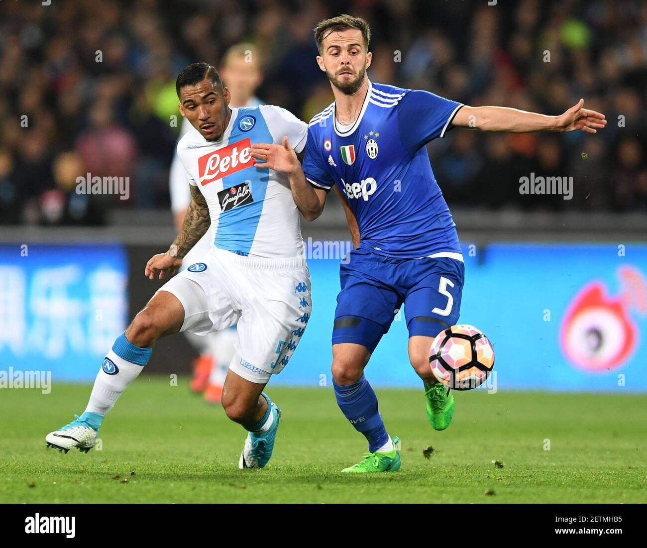 (170403) -- NAPOLI, April 3, 2017 (Xinhua) -- Napoli's Allan (L ...