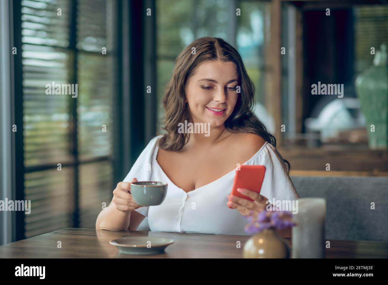 Young woman hand texting message hi-res stock photography and images ...
