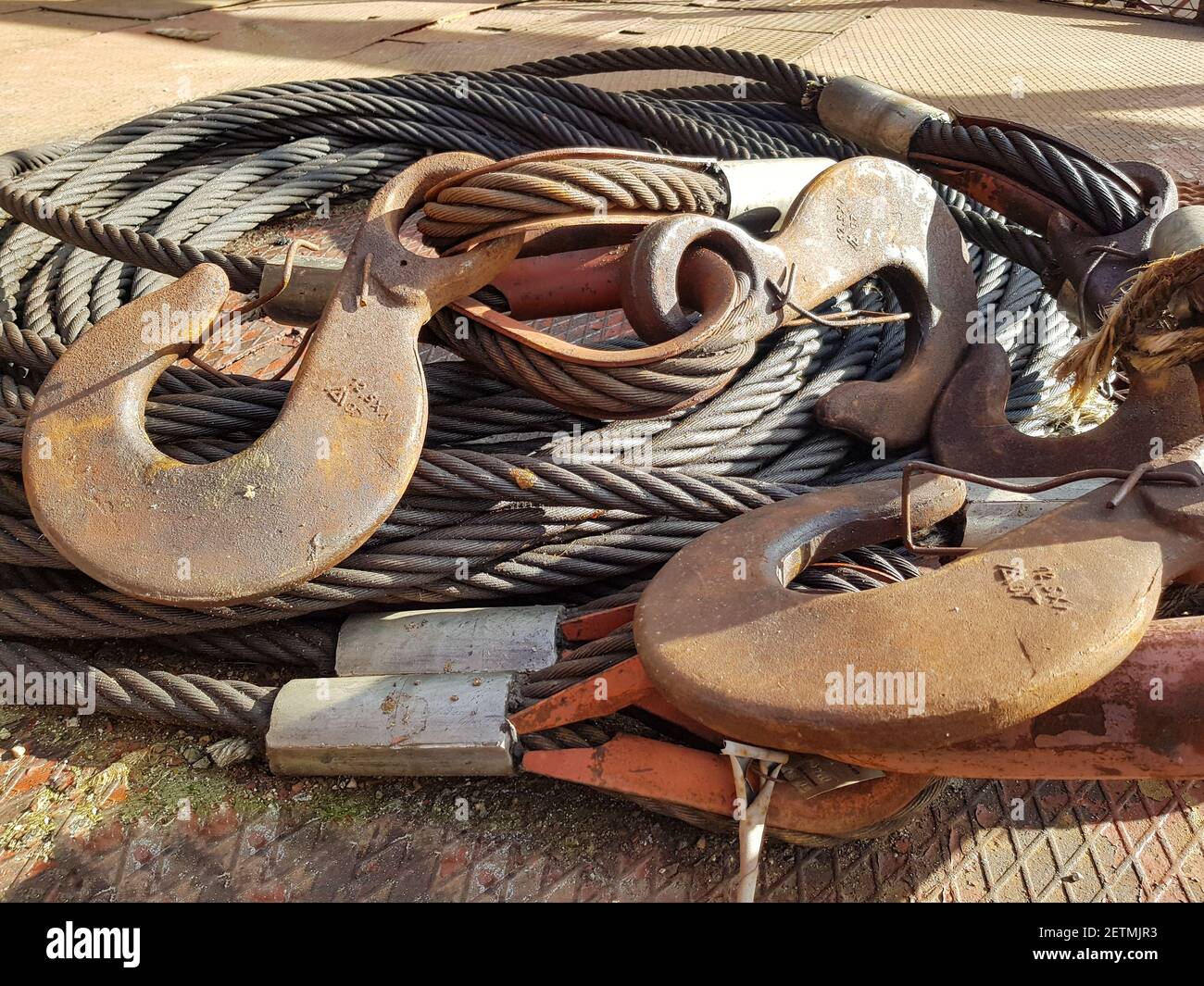 Lifting chain hi-res stock photography and images - Alamy