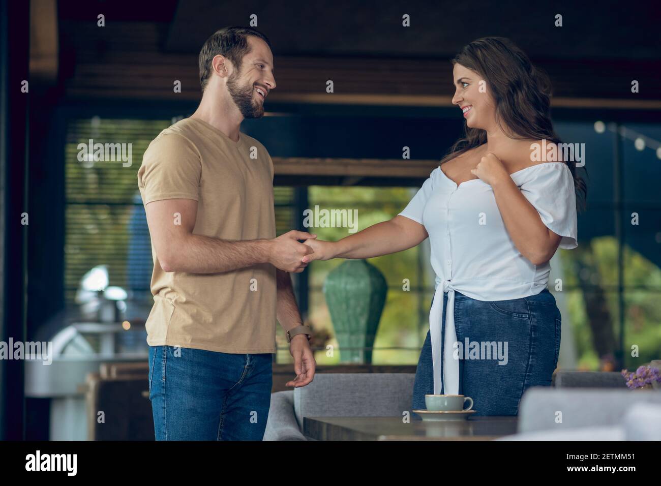 Couple shaking hands date hi-res stock photography and images - Alamy