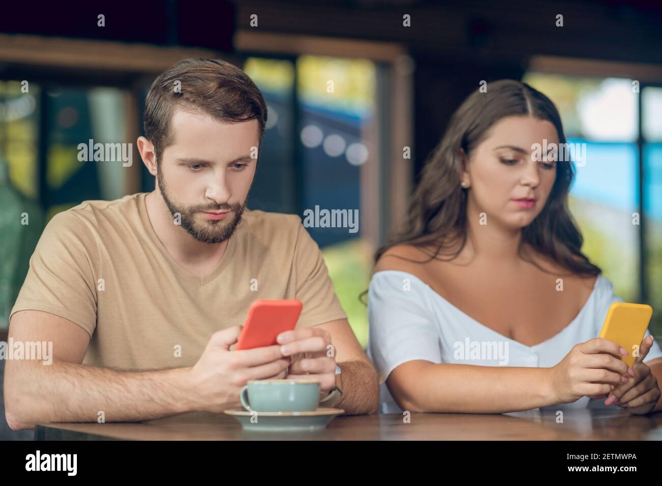 Man staring woman hi-res stock photography and images - Alamy