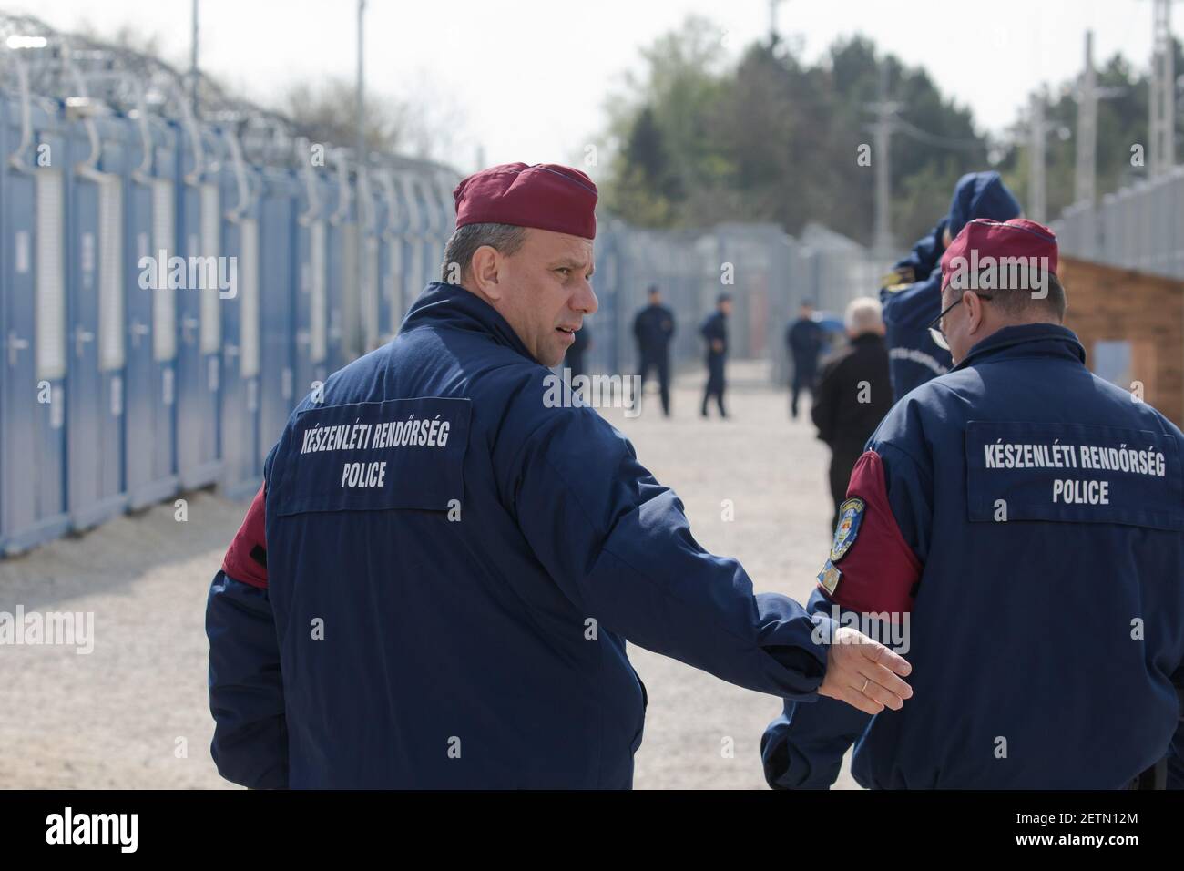 (170406) -- TOMPA, April 6, 2017 (Xinhua) -- Hungarian policemen are ...