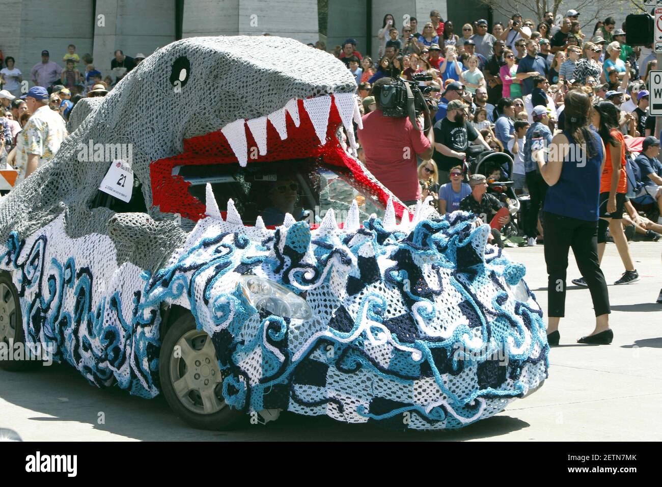 (170409) -- HOUSTON, April 9, 2017 (Xinhua) -- An art car takes part in the 30th Annual Houston ...