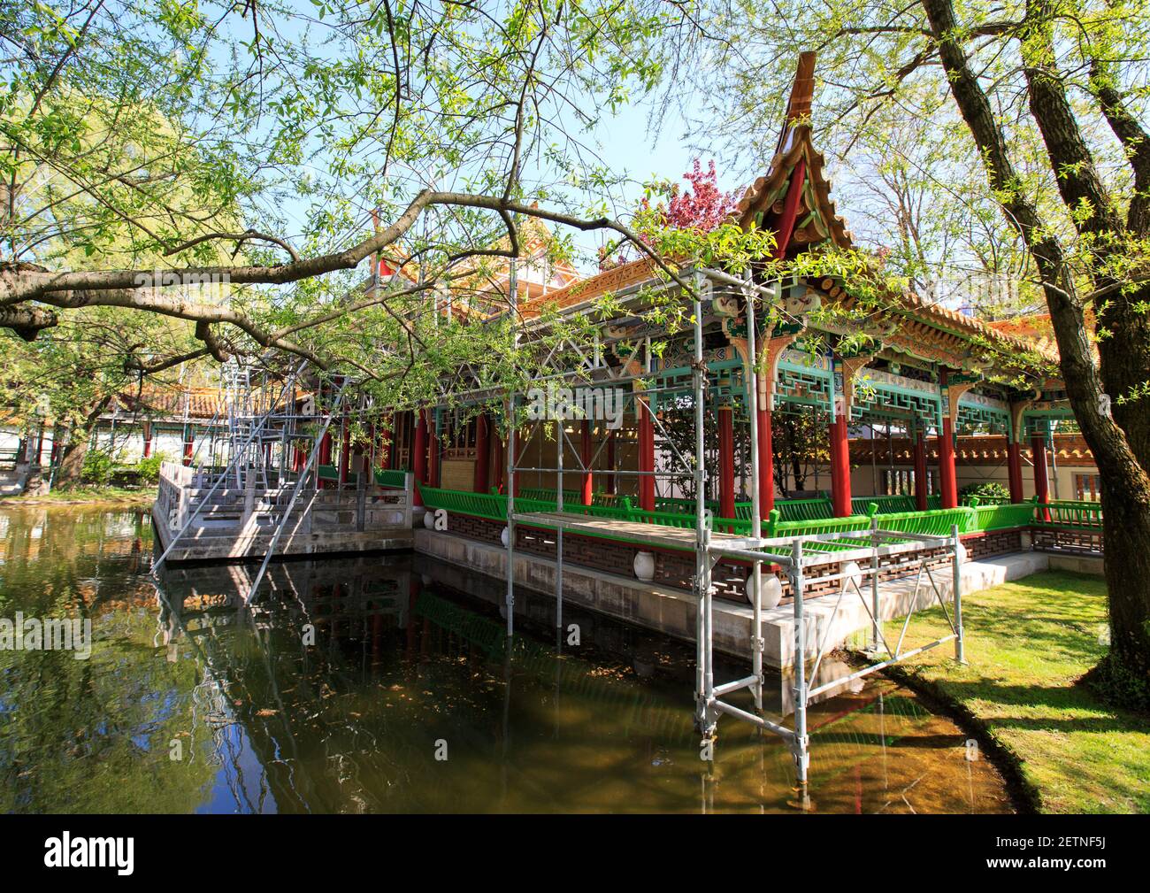 (170413) -- ZURICH, April 13, 2017 (Xinhua) -- A waterside pavilion is ...