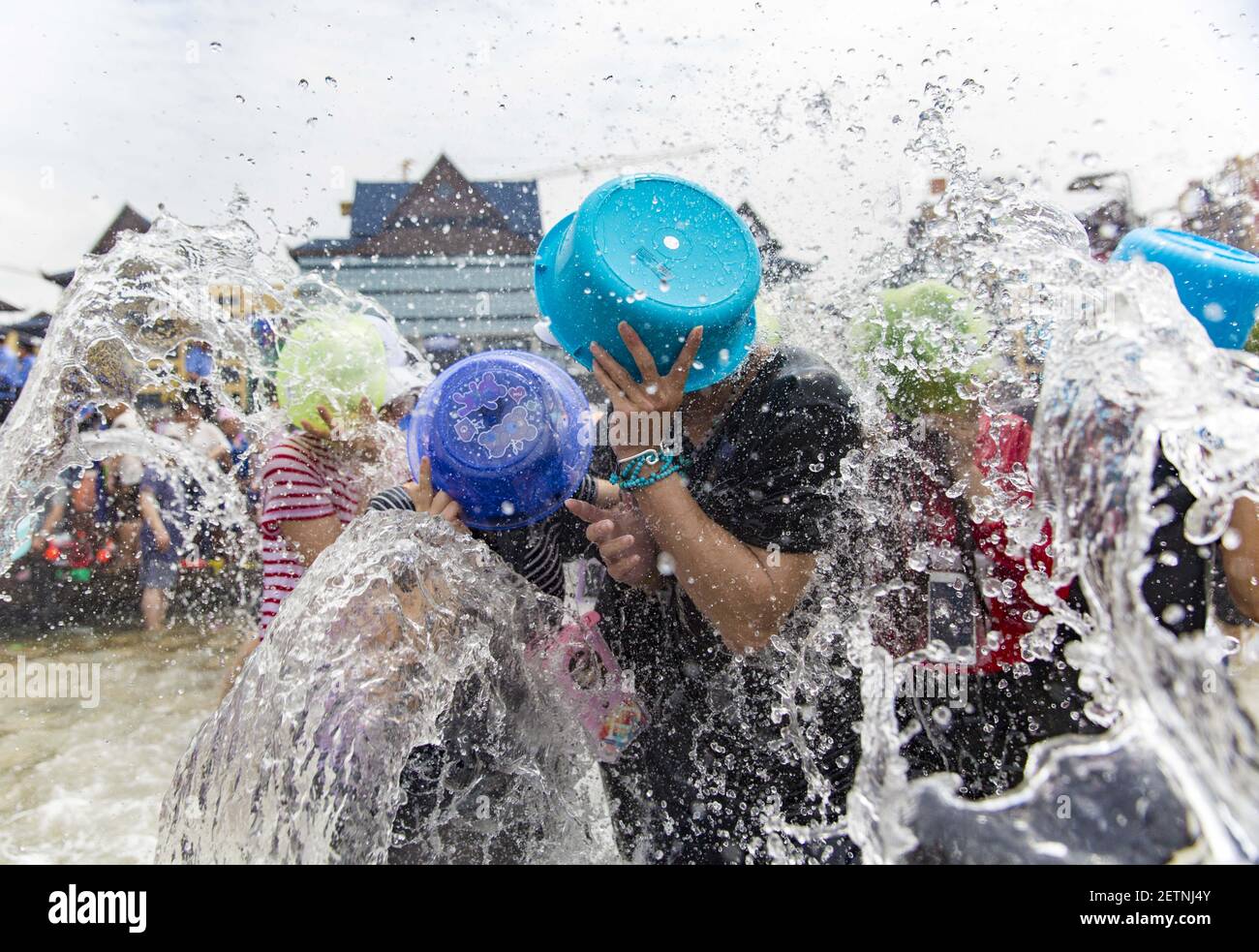 (170415) -- XISHUANGBANNA, April 15, 2017 (Xinhua) -- People sprinkle ...