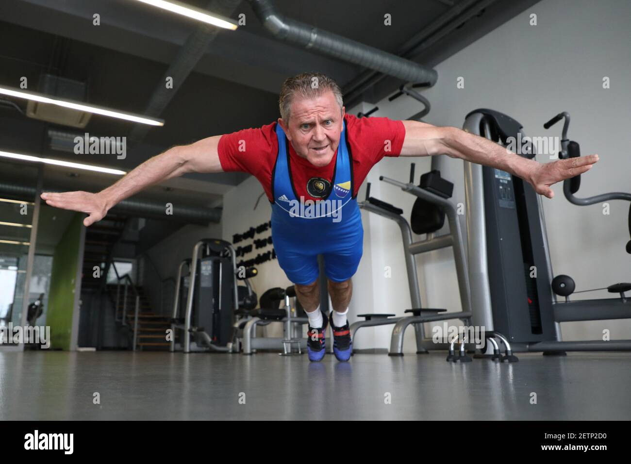 (170421) -- SARAJEVO, April 21, 2017 (Xinhua) -- Sejfo Sehovic warms up ...