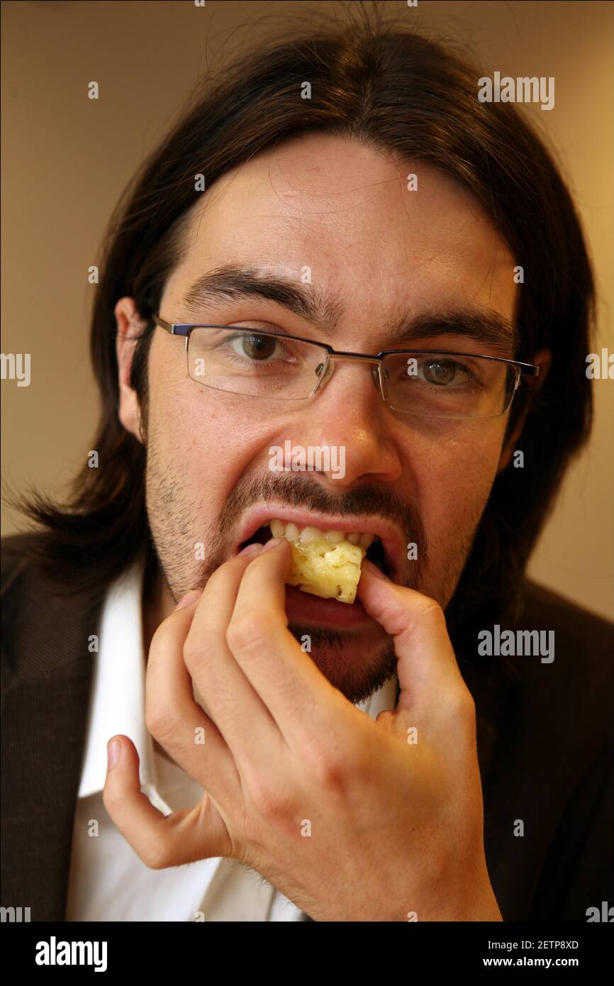 Jerome Taylor tries MIRACLE FRUIT ( Synsepalum Dulcificum) which makes ...