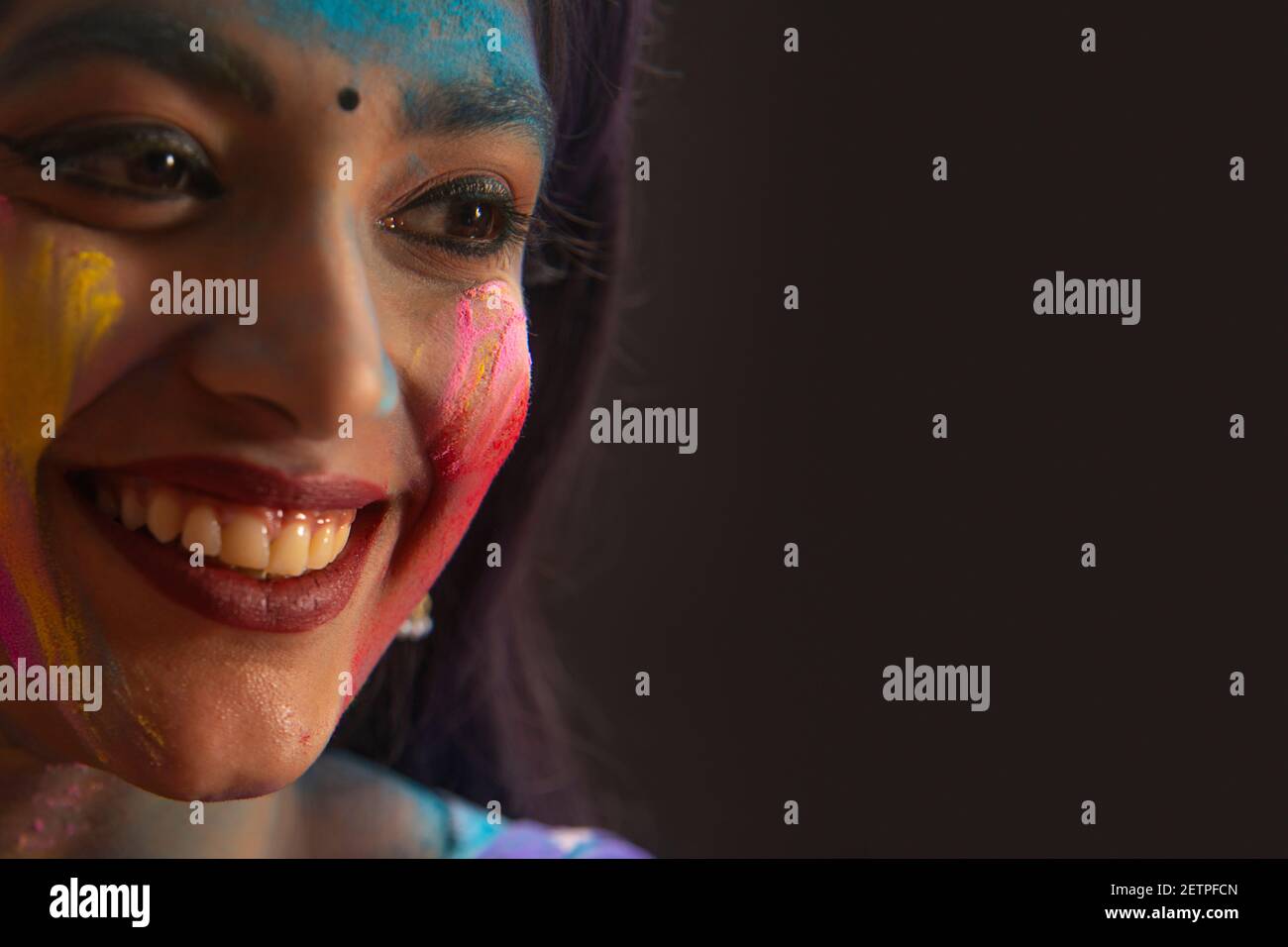 A WOMAN WITH GULAL ON HER FACE HAPPILY LOOKING AWAY Stock Photo - Alamy