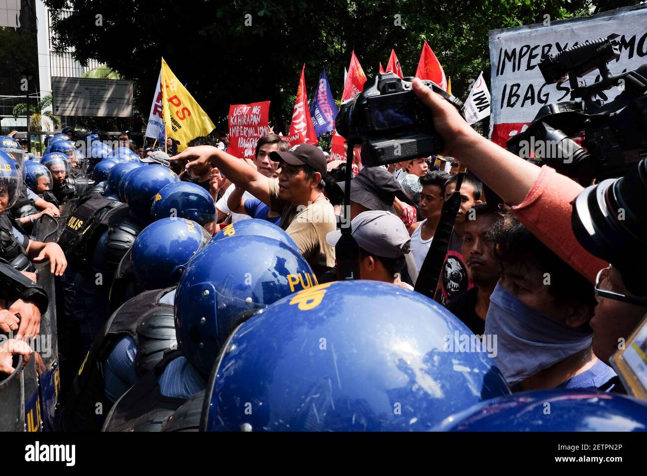 Protesters are blocked by police dispersal team along Kalaw Avenue in ...