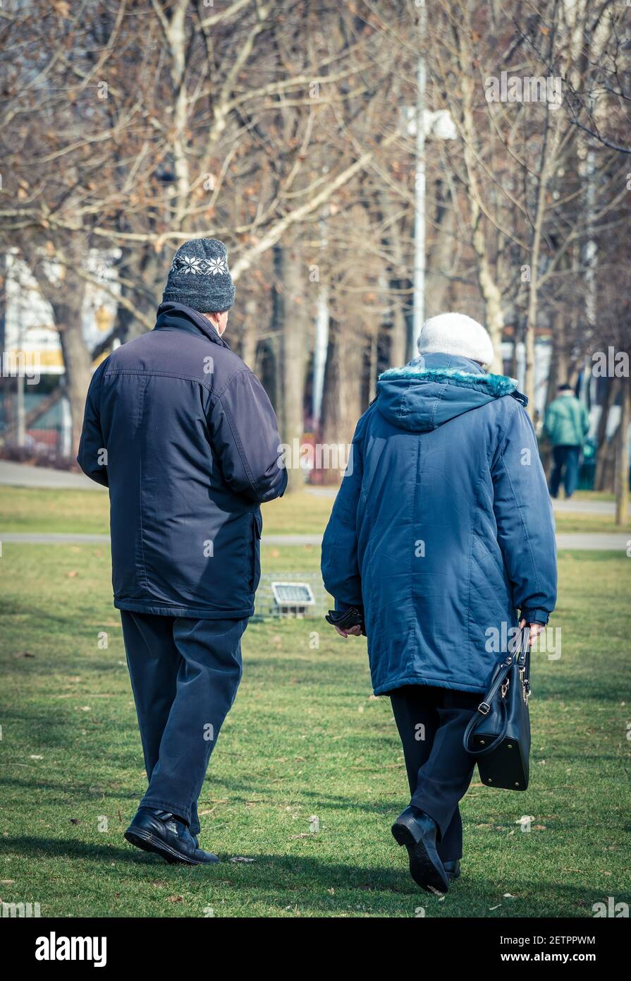 Elderly couples walking beach hi-res stock photography and images - Alamy