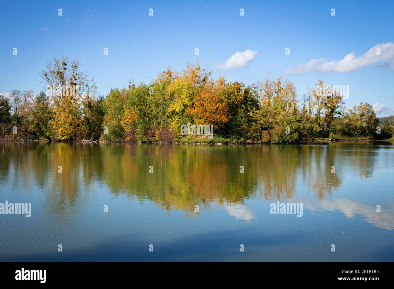 Lakeside paradise hi-res stock photography and images - Alamy